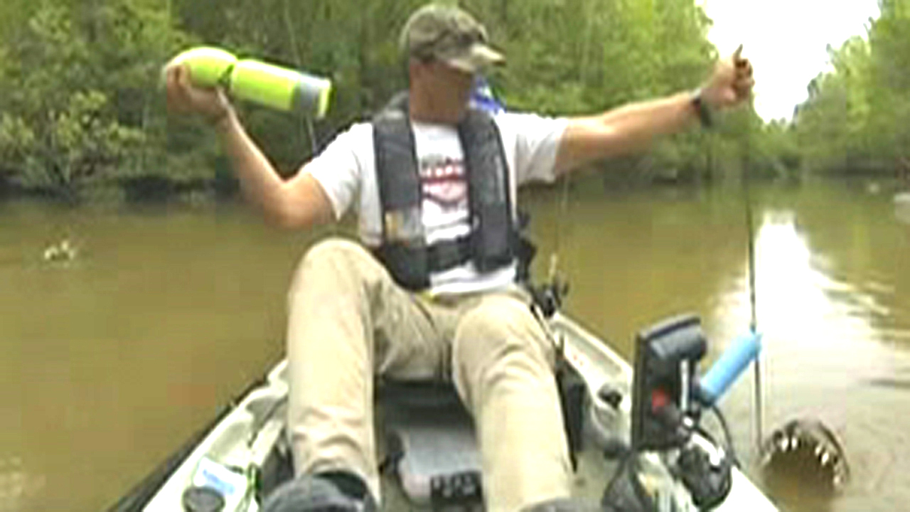 Caught on camera: Gator sneaks up on family in viral video | Fox News Video