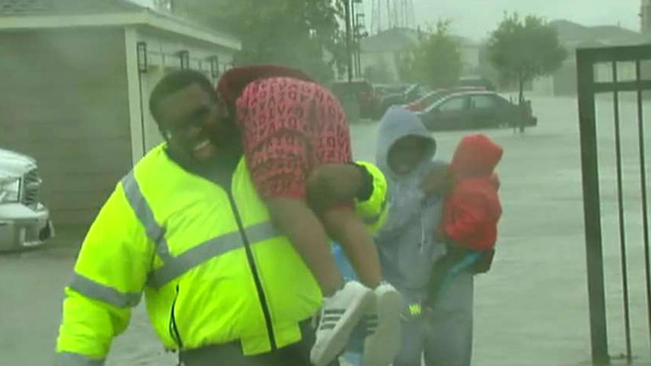 Volunteers help rescue residents trapped in Texas flooding | Fox News Video